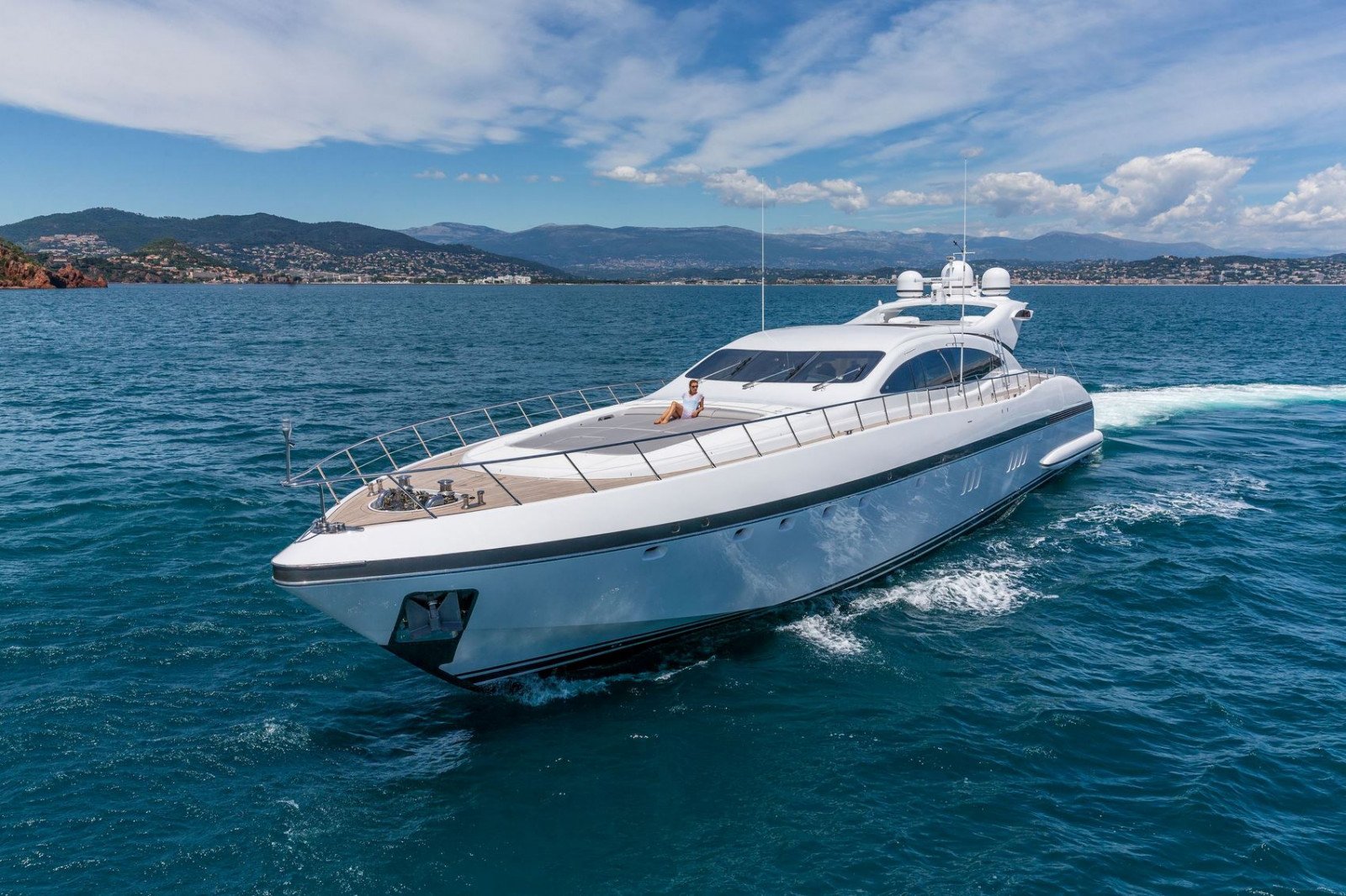 33.5 m Mangusta Alquiler de yates | 9 Capacidad 9 invitados Yates para ...